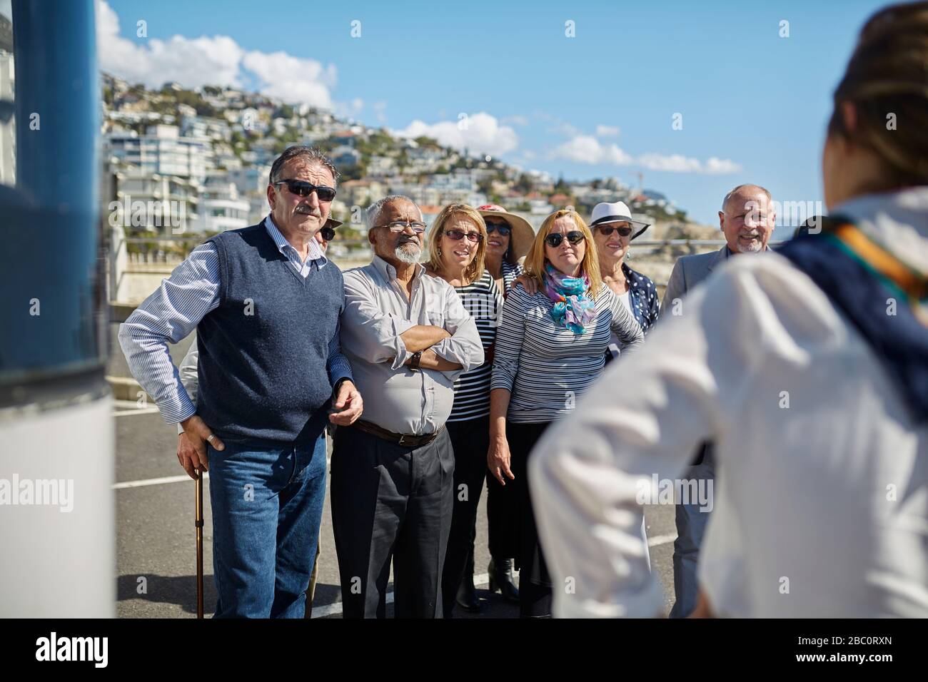 Tourists listening to guide hi-res stock photography and images - Alamy