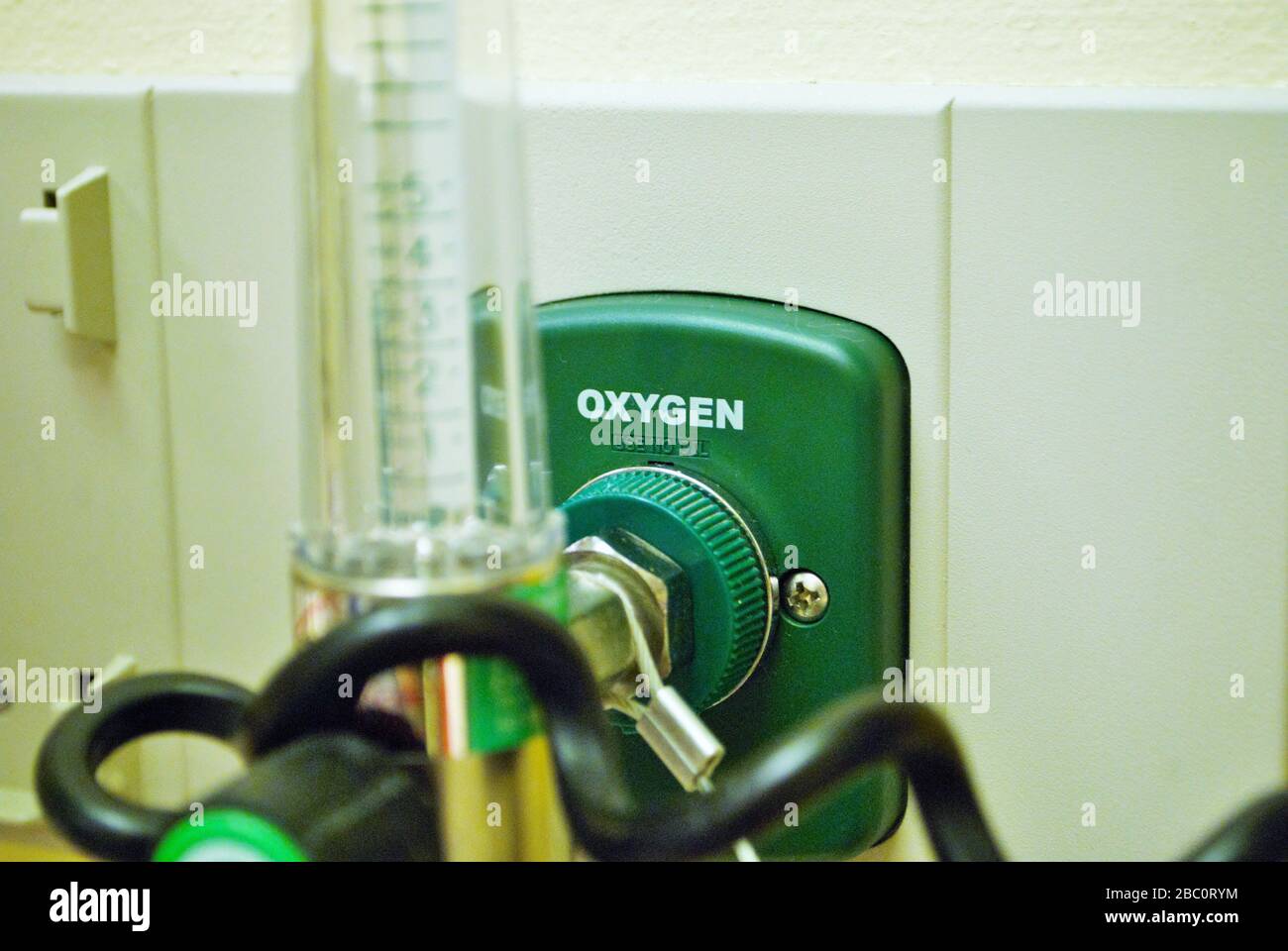 Oxygen port pressure regulator flow meter in the emergency room Stock ...
