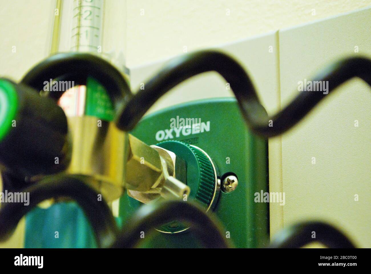 Oxygen port pressure regulator flow meter in the emergency room Stock ...