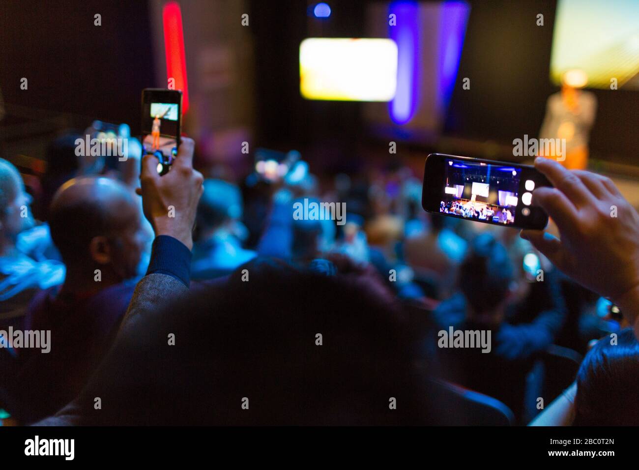Concert audience phones hi-res stock photography and images - Alamy