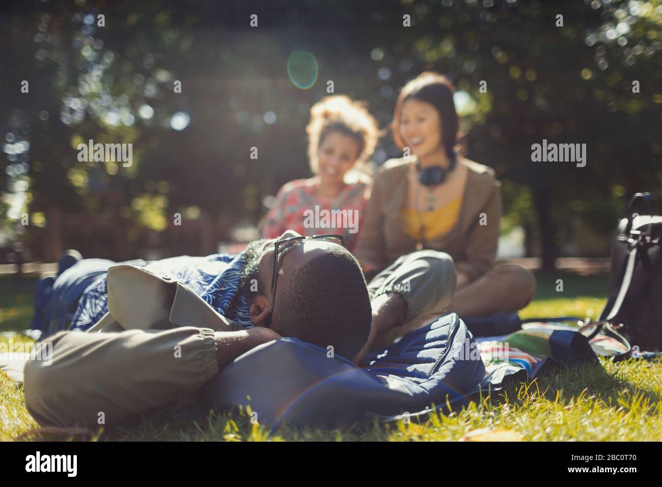 Young friends relaxing hi-res stock photography and images - Alamy