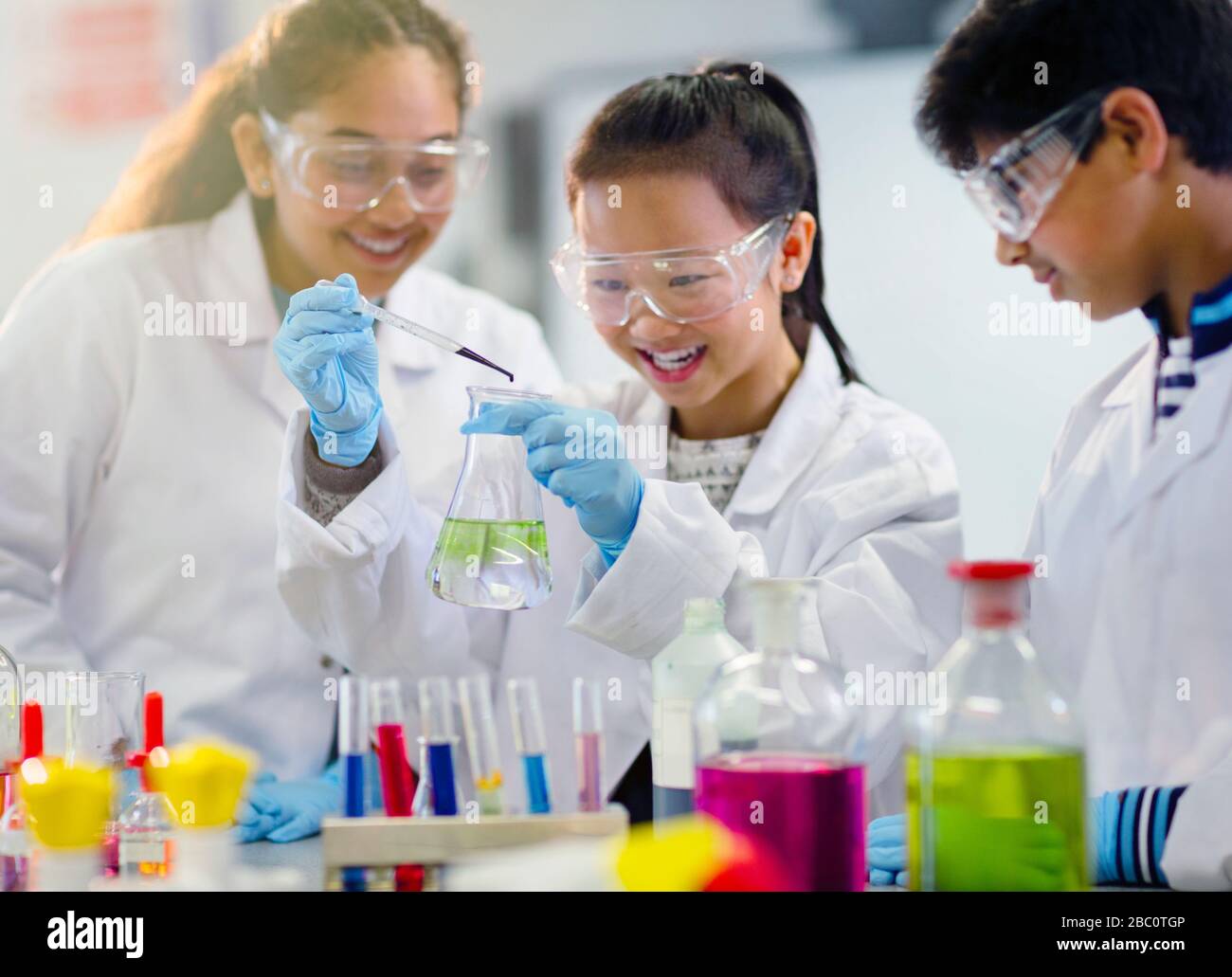 Students conducting scientific experiment in laboratory classroom Stock ...