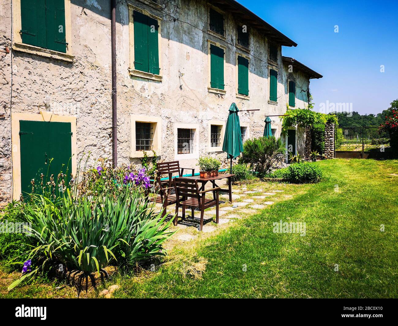 Typical peasant manor house in the green countryside of the Veneto ...