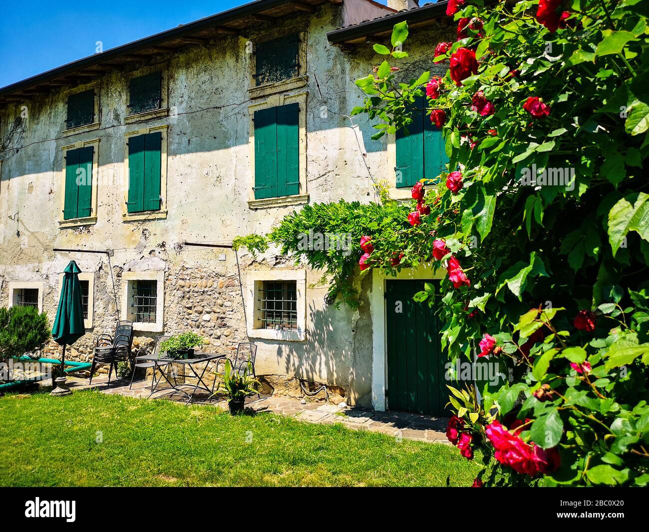 Typical peasant manor house in the green countryside of the Veneto ...