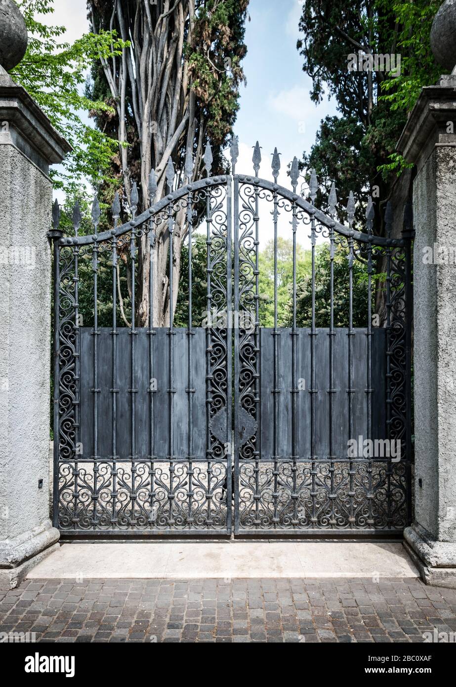Ancient iron gate of an ancient Italian villa Stock Photo - Alamy
