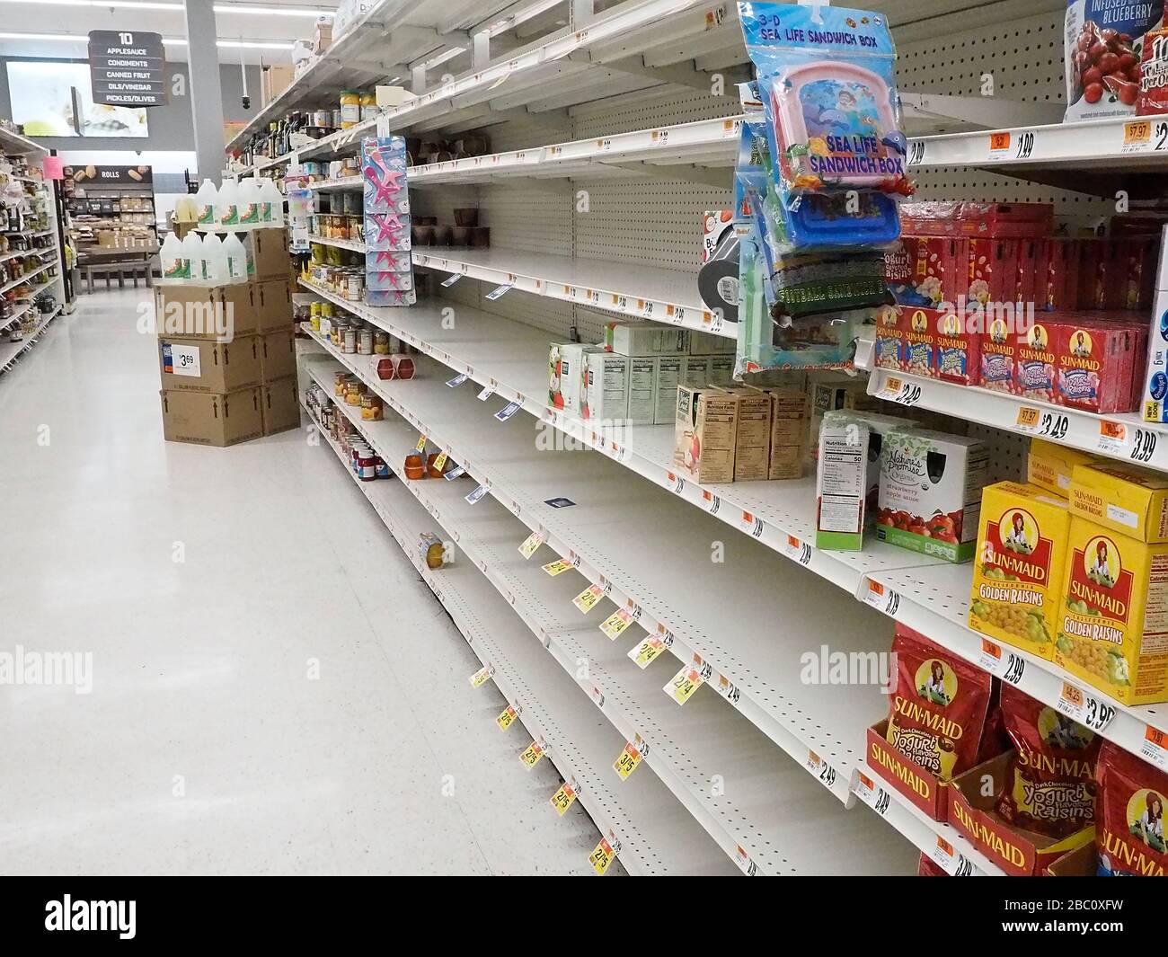 snack aisle in grocery store during Coronavirus Pandemic 2020 Stock ...