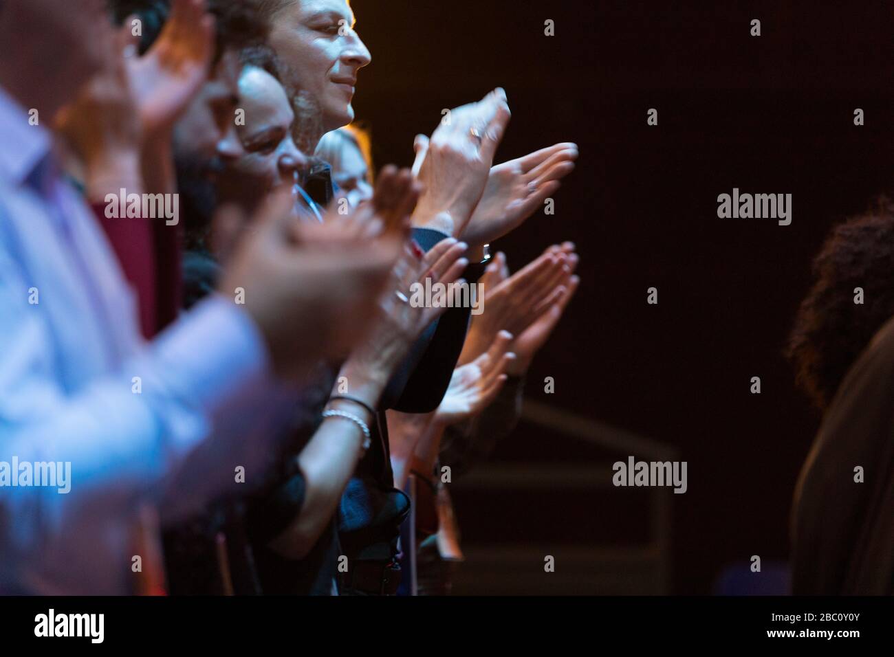 Conference audience clap hi-res stock photography and images - Alamy