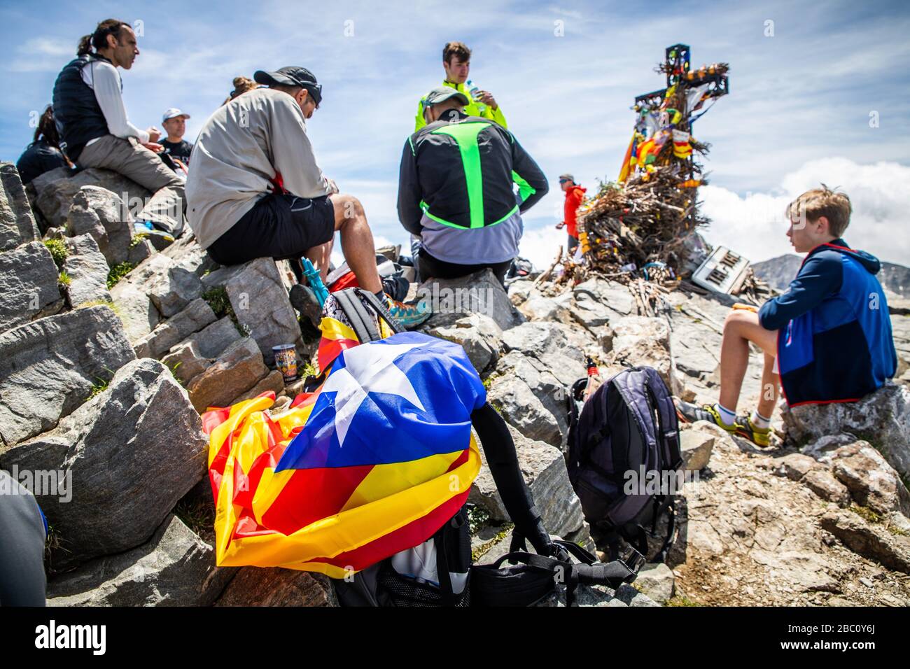 THE TROUBADE, SUMMIT OF THE CANIGOU MOUNTAIN, PLACING OF BUNDLES OF ...