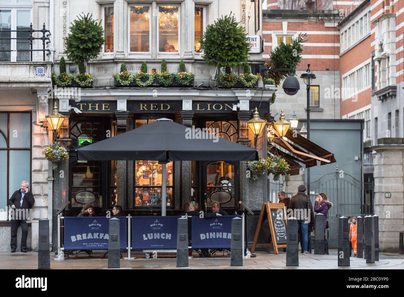 English pub exterior hi-res stock photography and images - Alamy