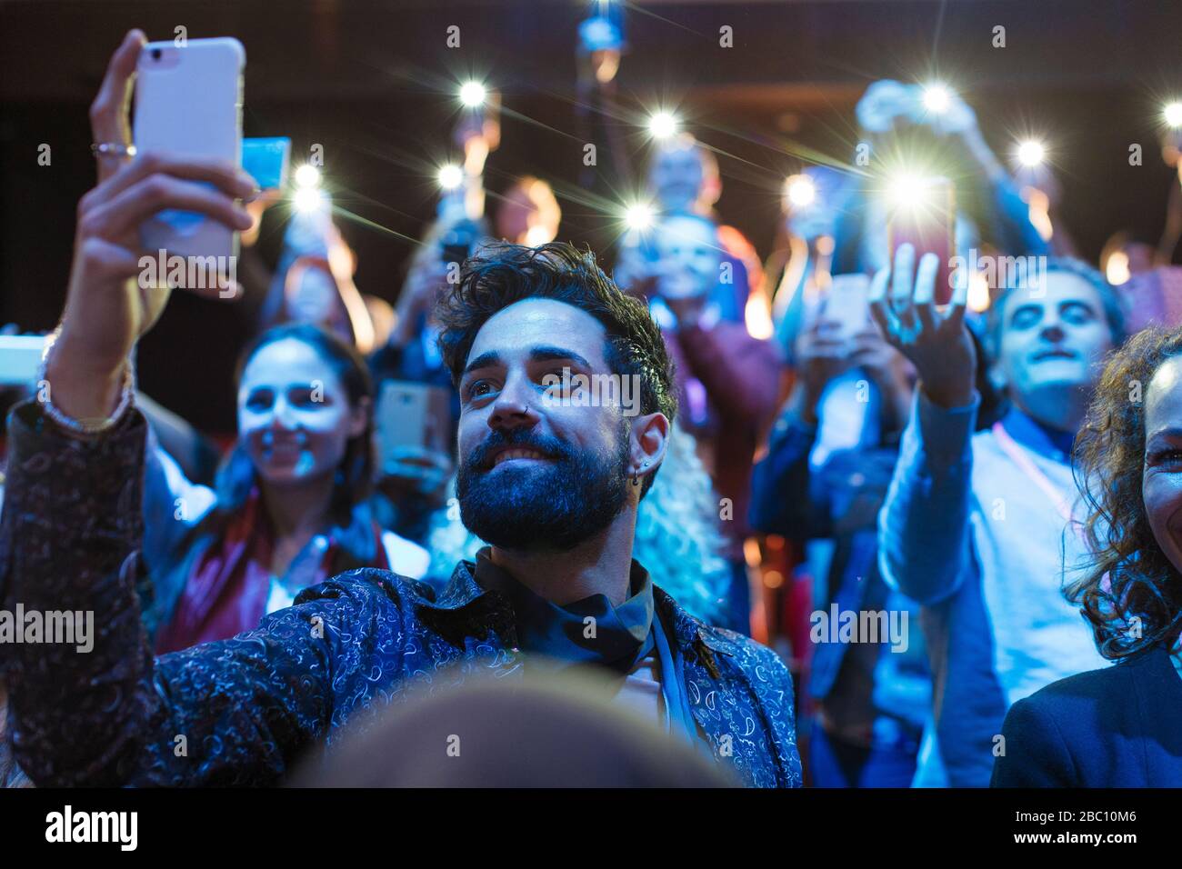 Crowd filming smart phone hi-res stock photography and images - Alamy