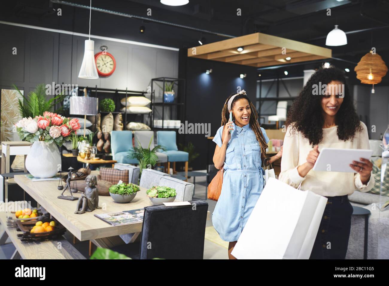 Woman bag shopping home hi-res stock photography and images - Alamy