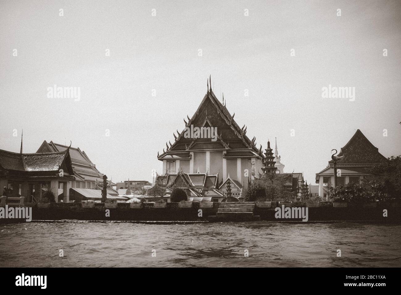 Riverfront temple hi-res stock photography and images - Alamy