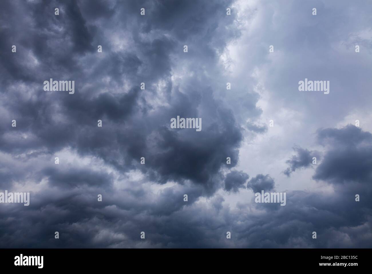 Gray storm cloudscape hi-res stock photography and images - Alamy