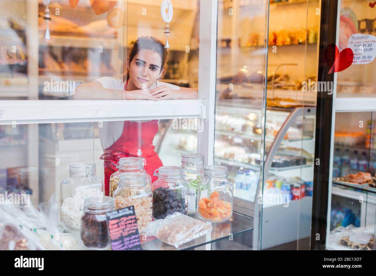Woman looking bakery shop window hi-res stock photography and images ...