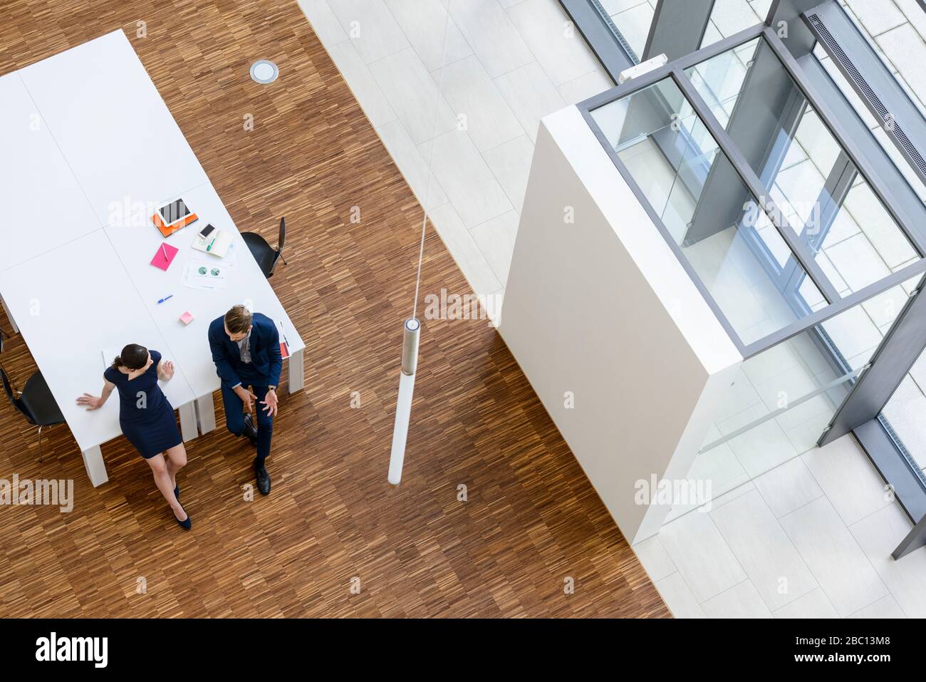Birds eye view table meeting hi-res stock photography and images - Alamy