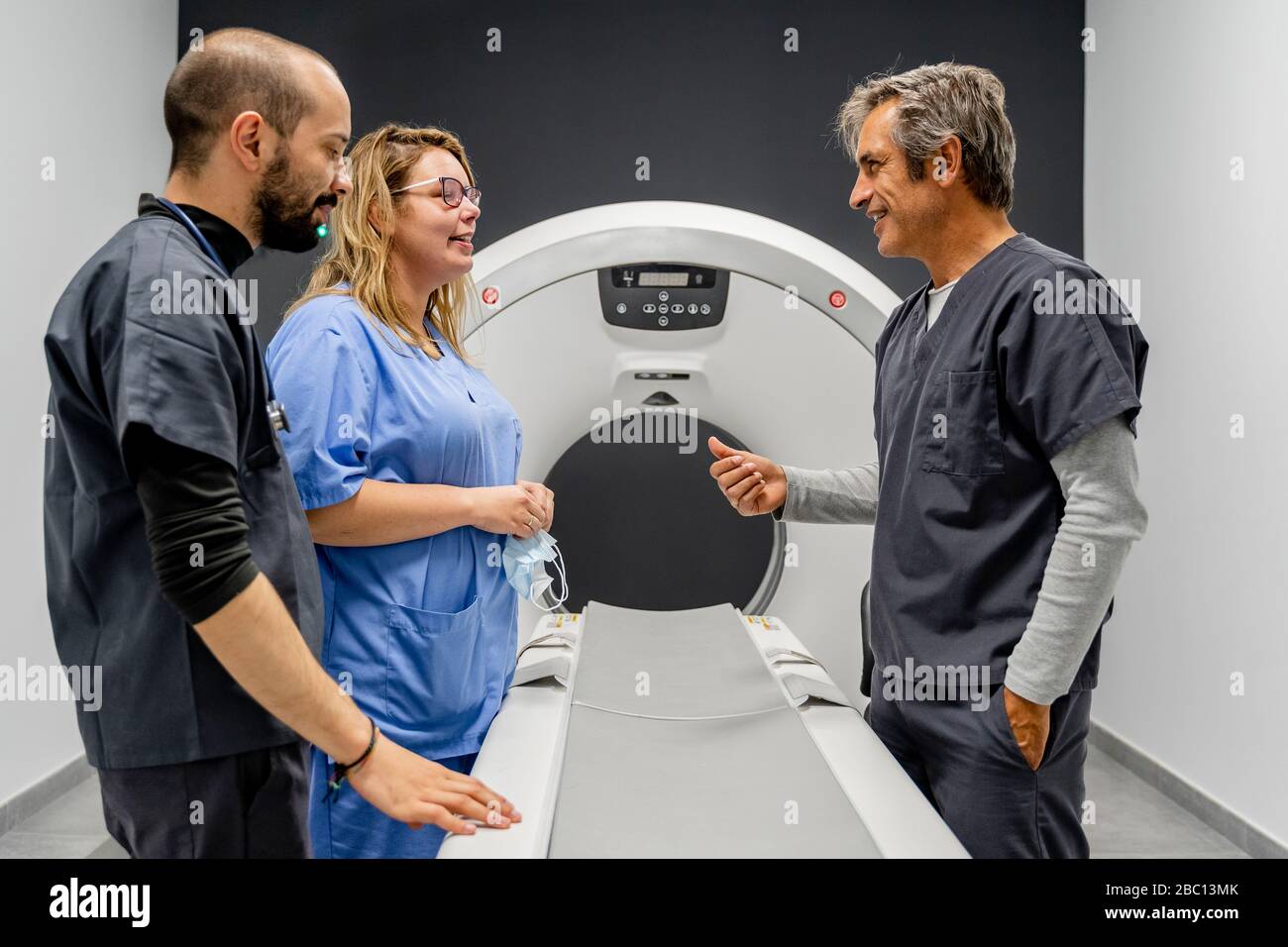 Veterinary clinic assistant hi-res stock photography and images - Alamy