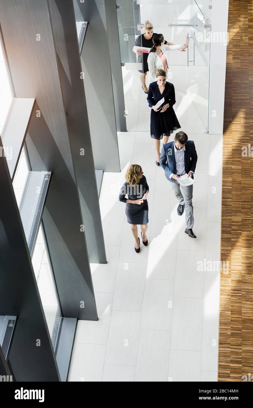 Modern office people walking hi-res stock photography and images - Alamy