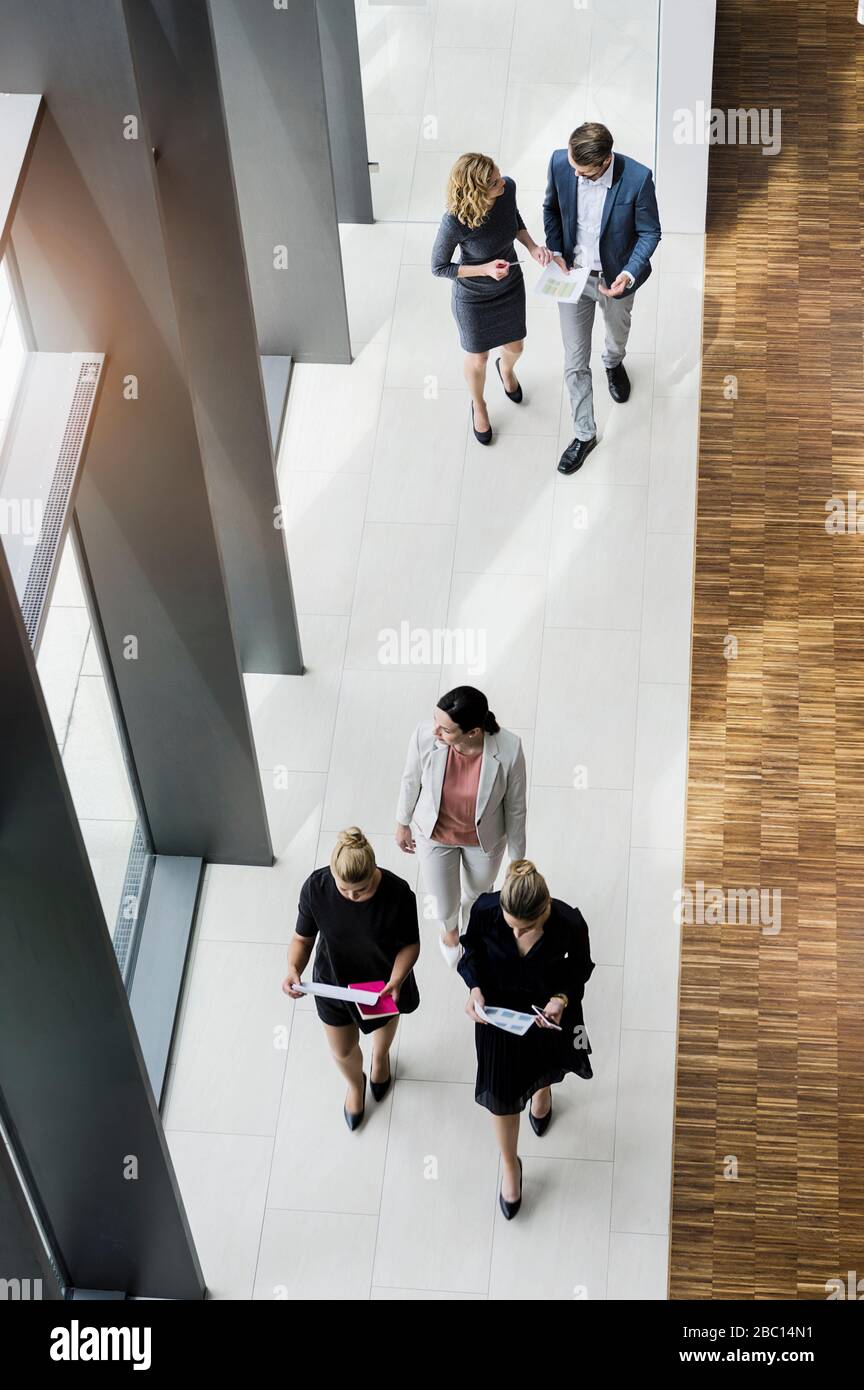 Modern office people walking hi-res stock photography and images - Alamy