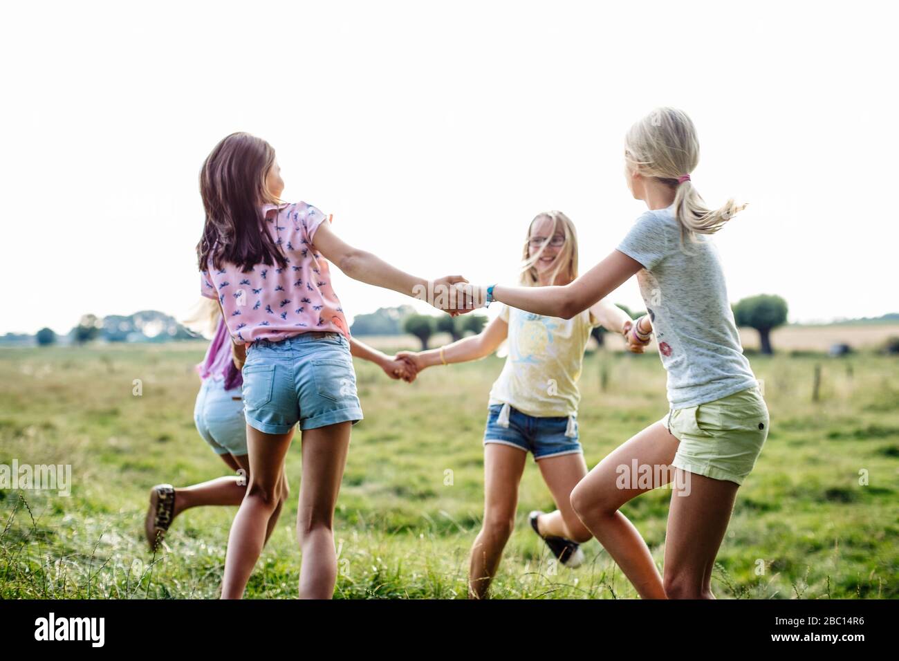 Girls dancing together hi-res stock photography and images - Alamy