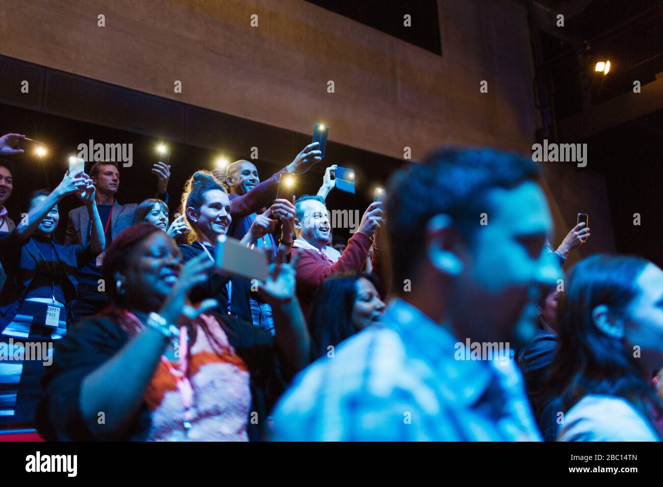 Concert audience phones hi-res stock photography and images - Alamy