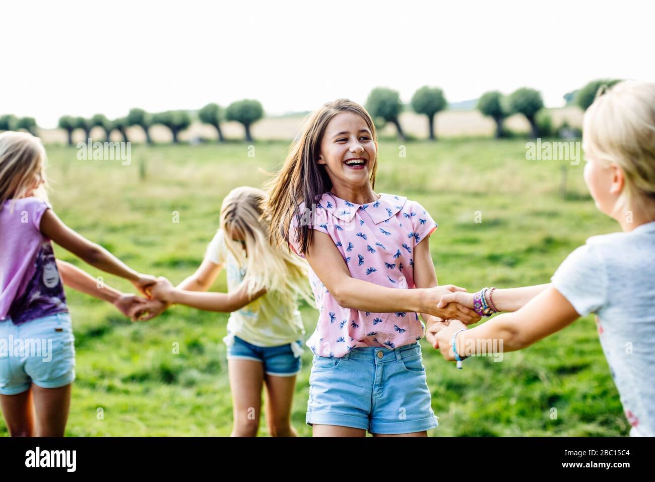 Girls dancing together hi-res stock photography and images - Alamy