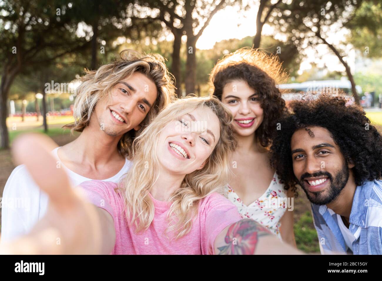 Friends outdoors hi-res stock photography and images - Alamy