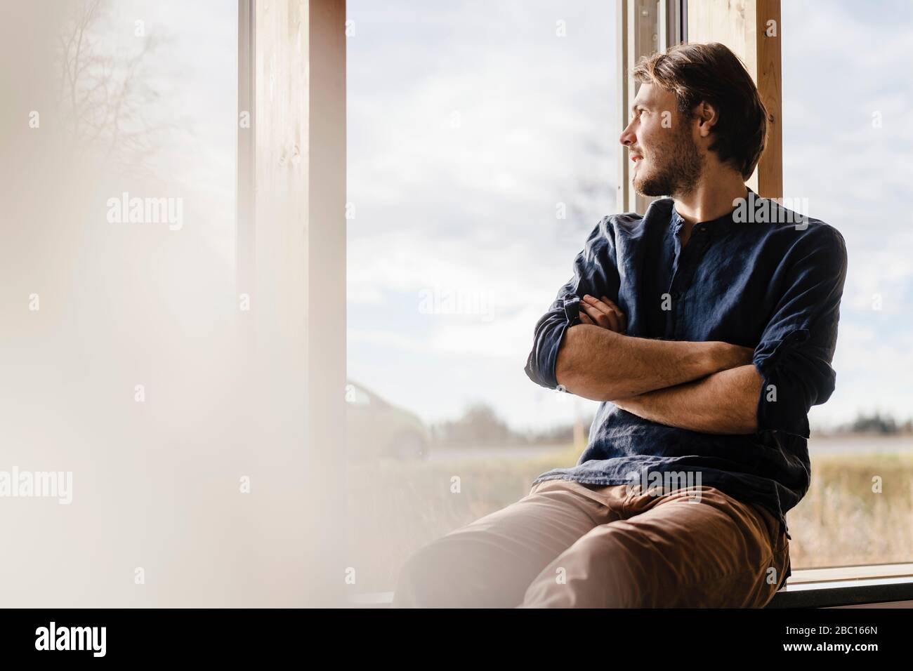 Person looking out in distance hi-res stock photography and images - Alamy