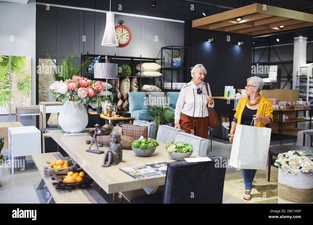 Senior woman shopping bag hi-res stock photography and images - Alamy