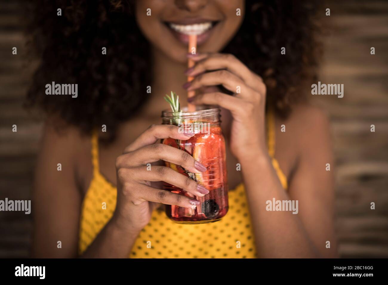 Woman holding glass iced tea hi-res stock photography and images - Alamy