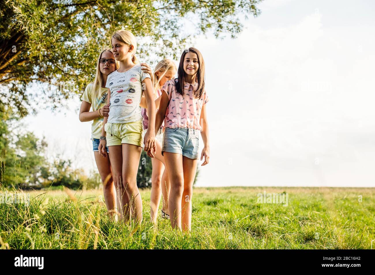 Girls enjoying the countryside hi-res stock photography and images - Alamy