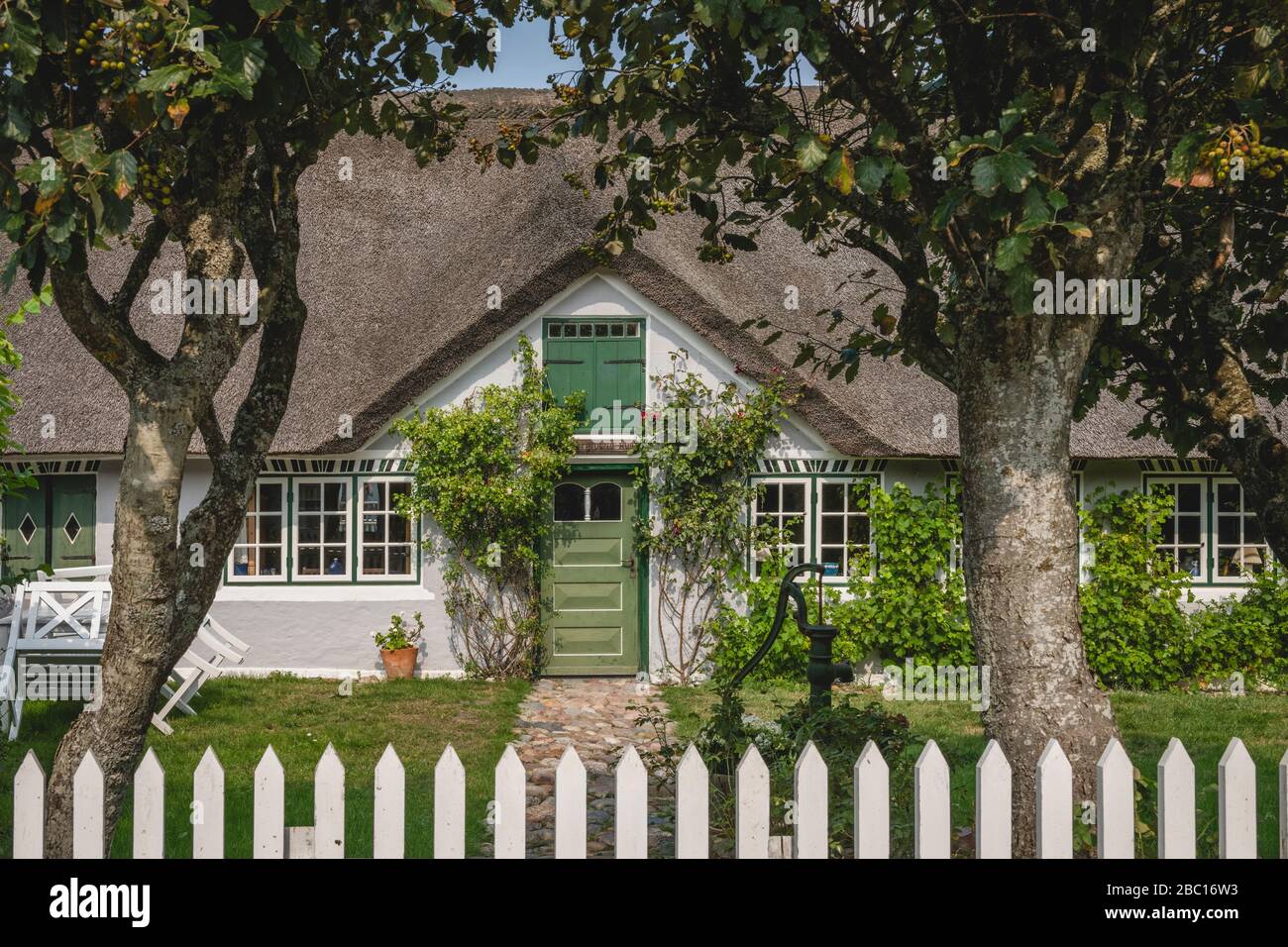 Front yard facade rustic house thatched roof hi-res stock photography ...