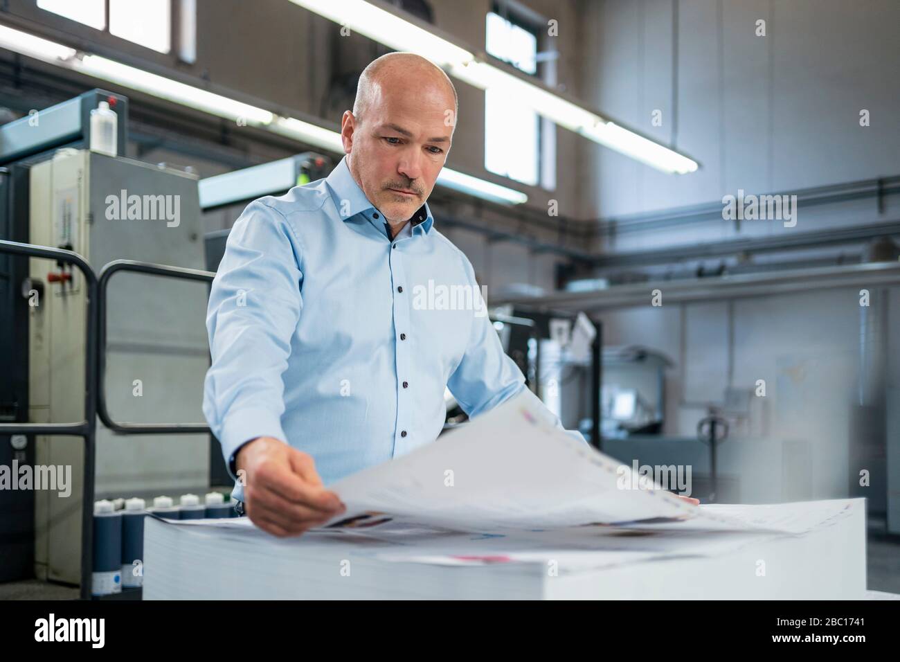 Checking product hi-res stock photography and images - Alamy