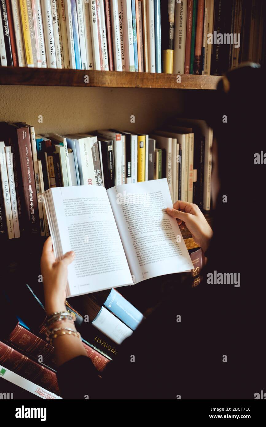 Girl reading books hi-res stock photography and images - Alamy