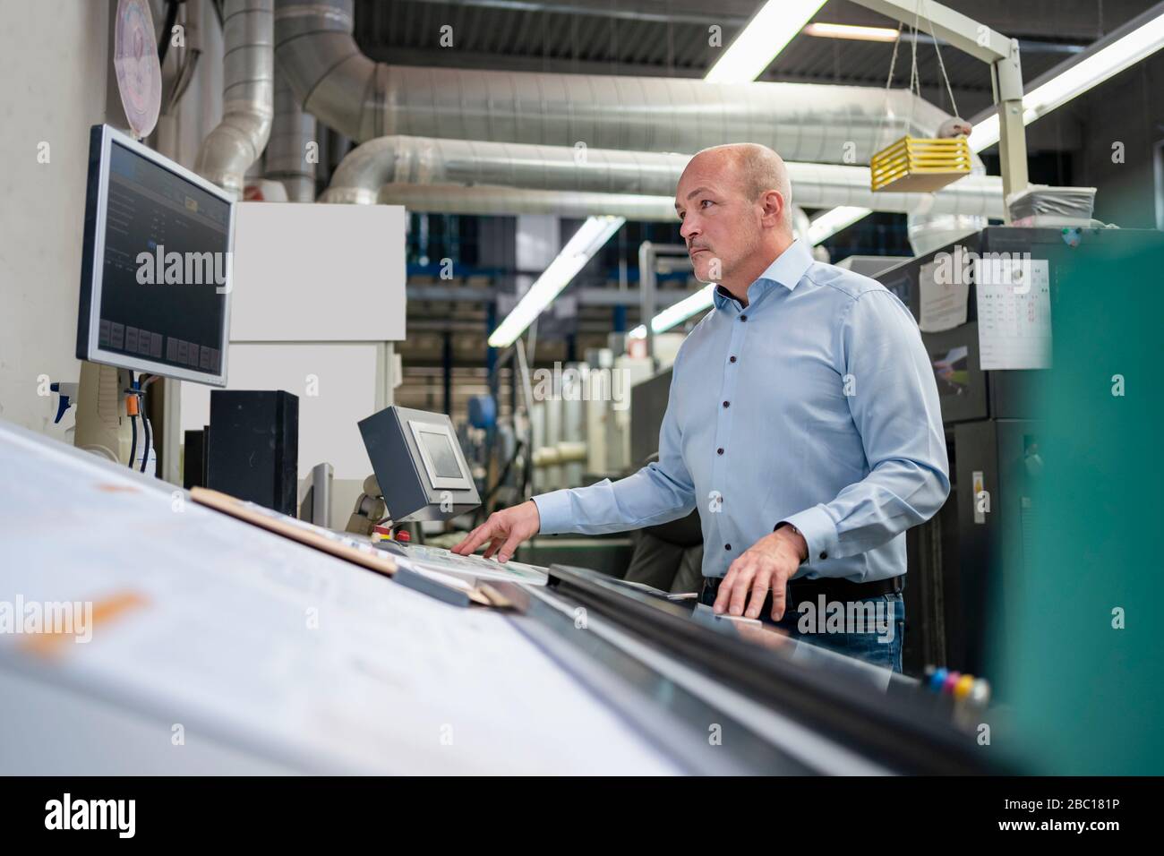 Screen printing factory hi-res stock photography and images - Alamy