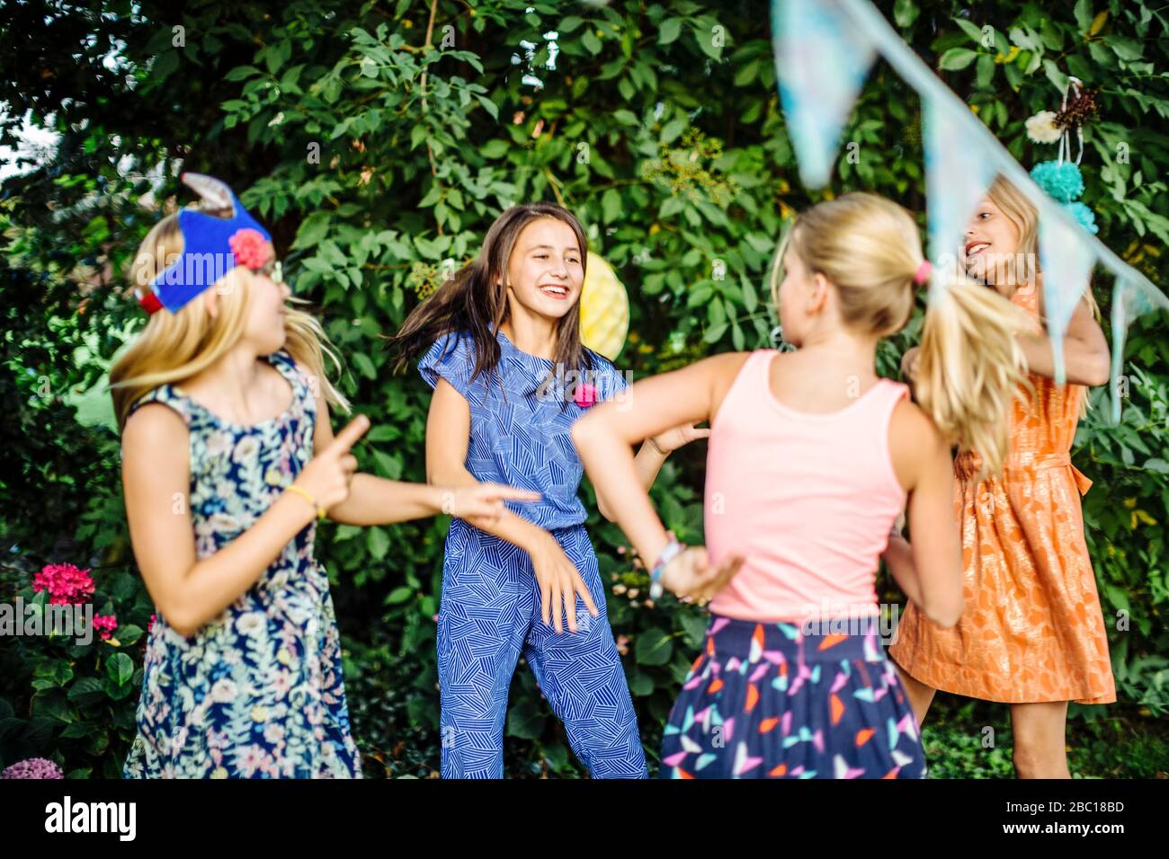 Children dancing party hi-res stock photography and images - Alamy
