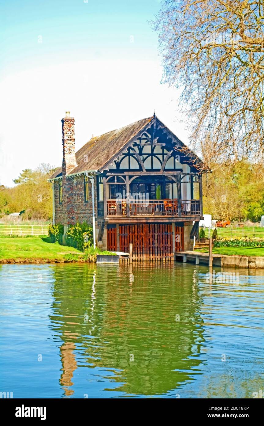 Boat house on thames hi-res stock photography and images - Alamy