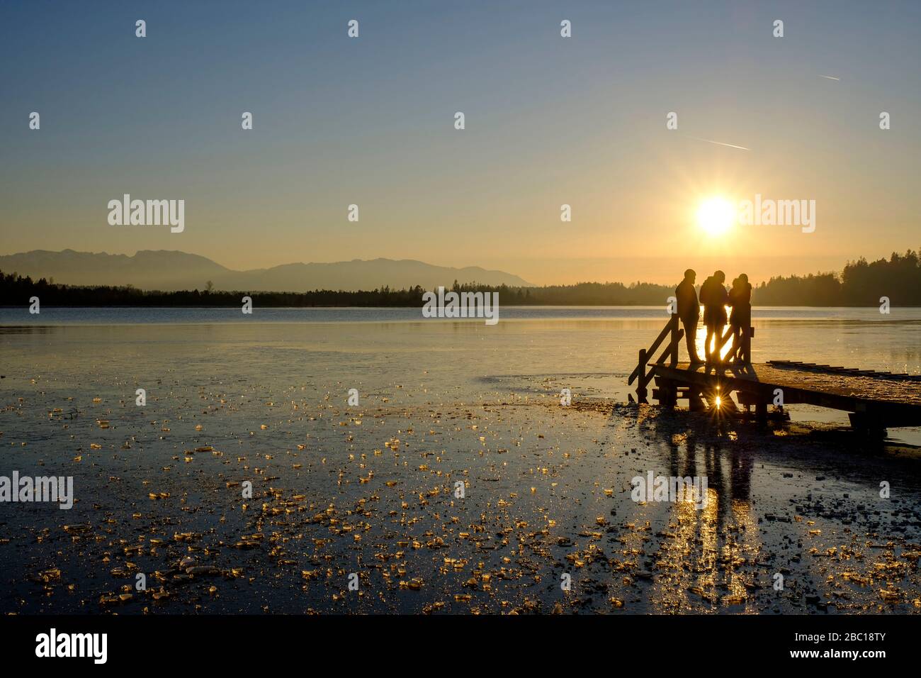 Sonnenuntergang am Kirchsee im Winter bei Sachsenkam, Oberbayern ...