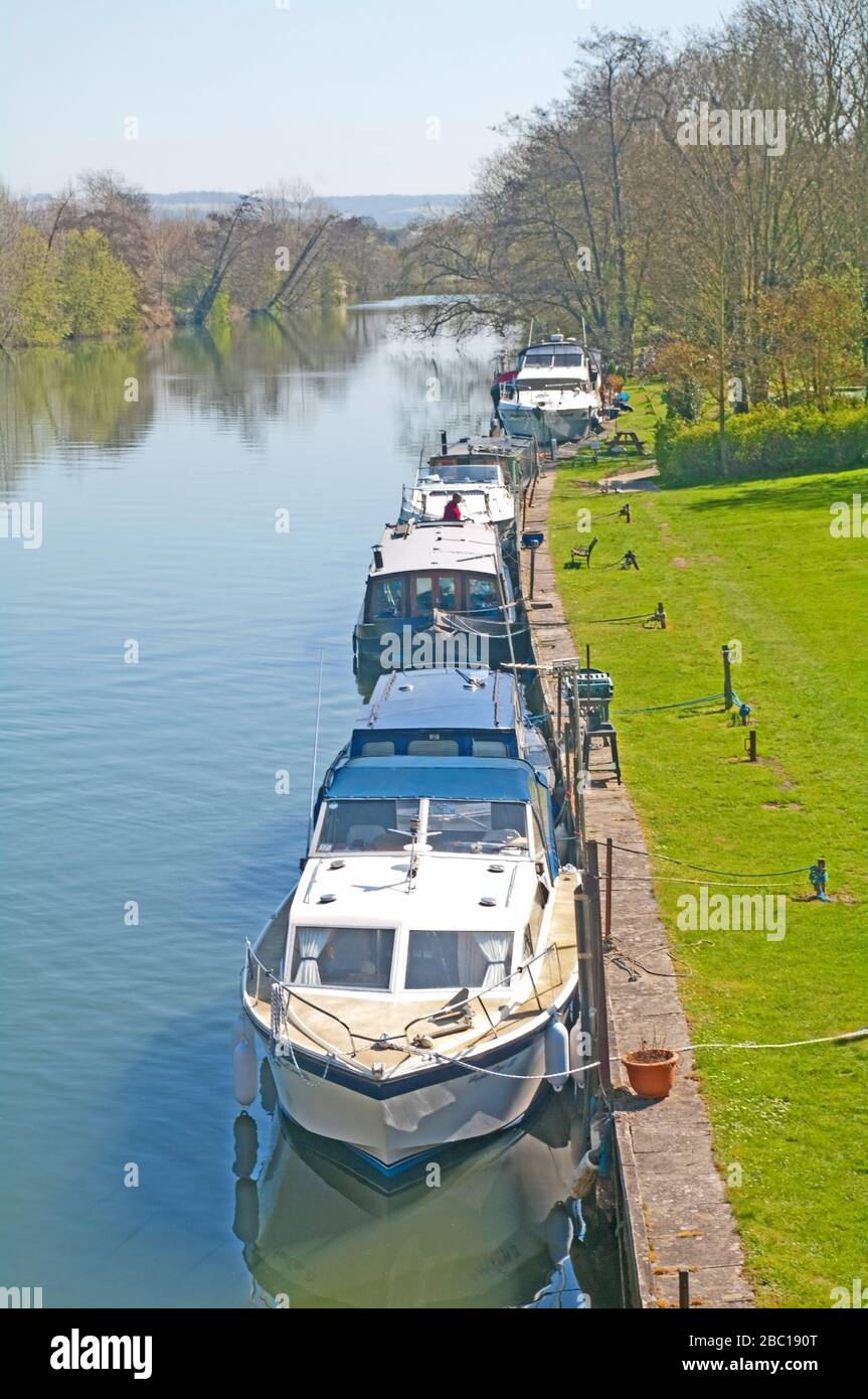 Shillingford, River Thames, Oxfordshire, Motor Boats Stock Photo - Alamy