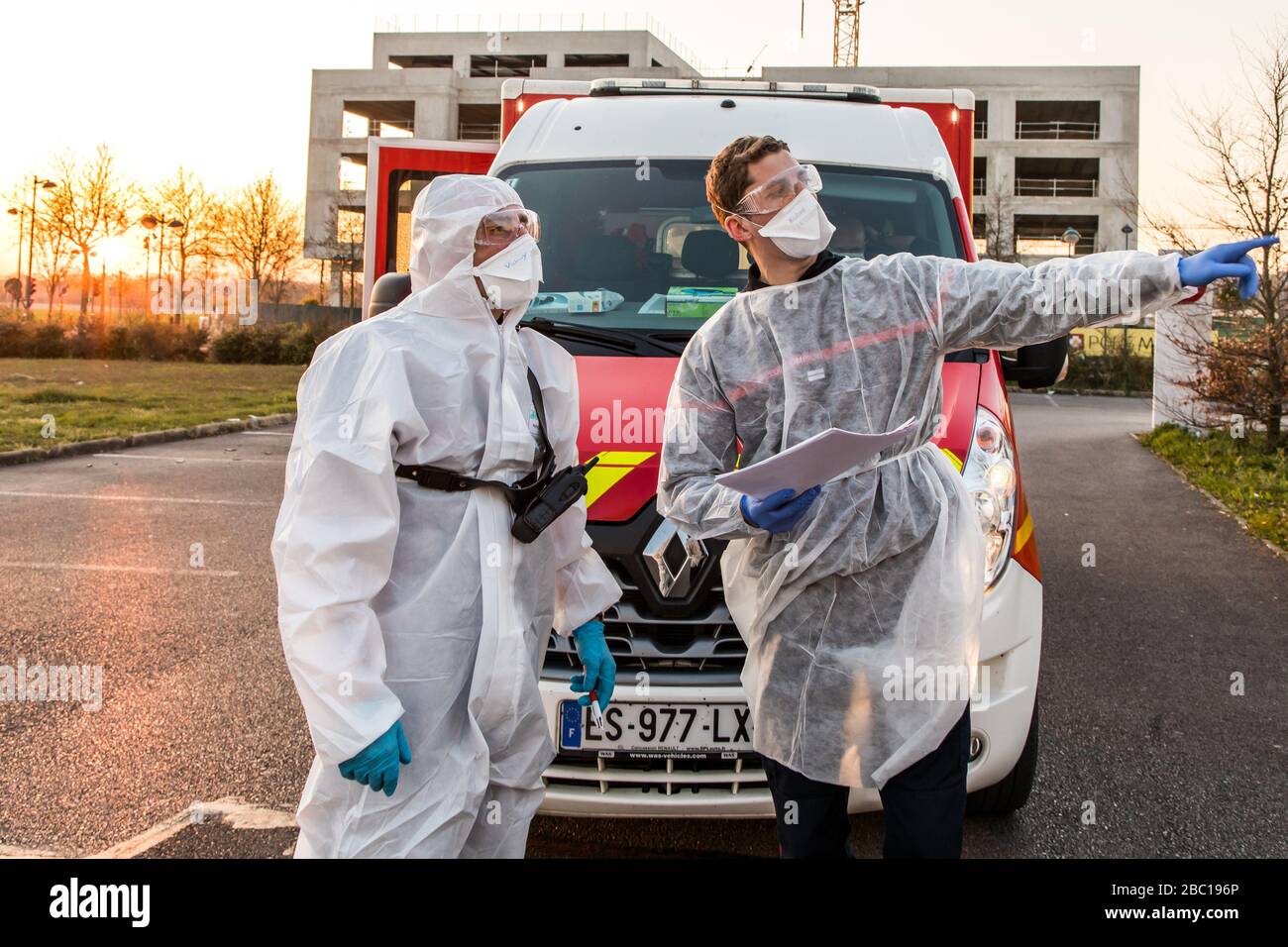 First aid emergency ward ambulance hi-res stock photography and images ...