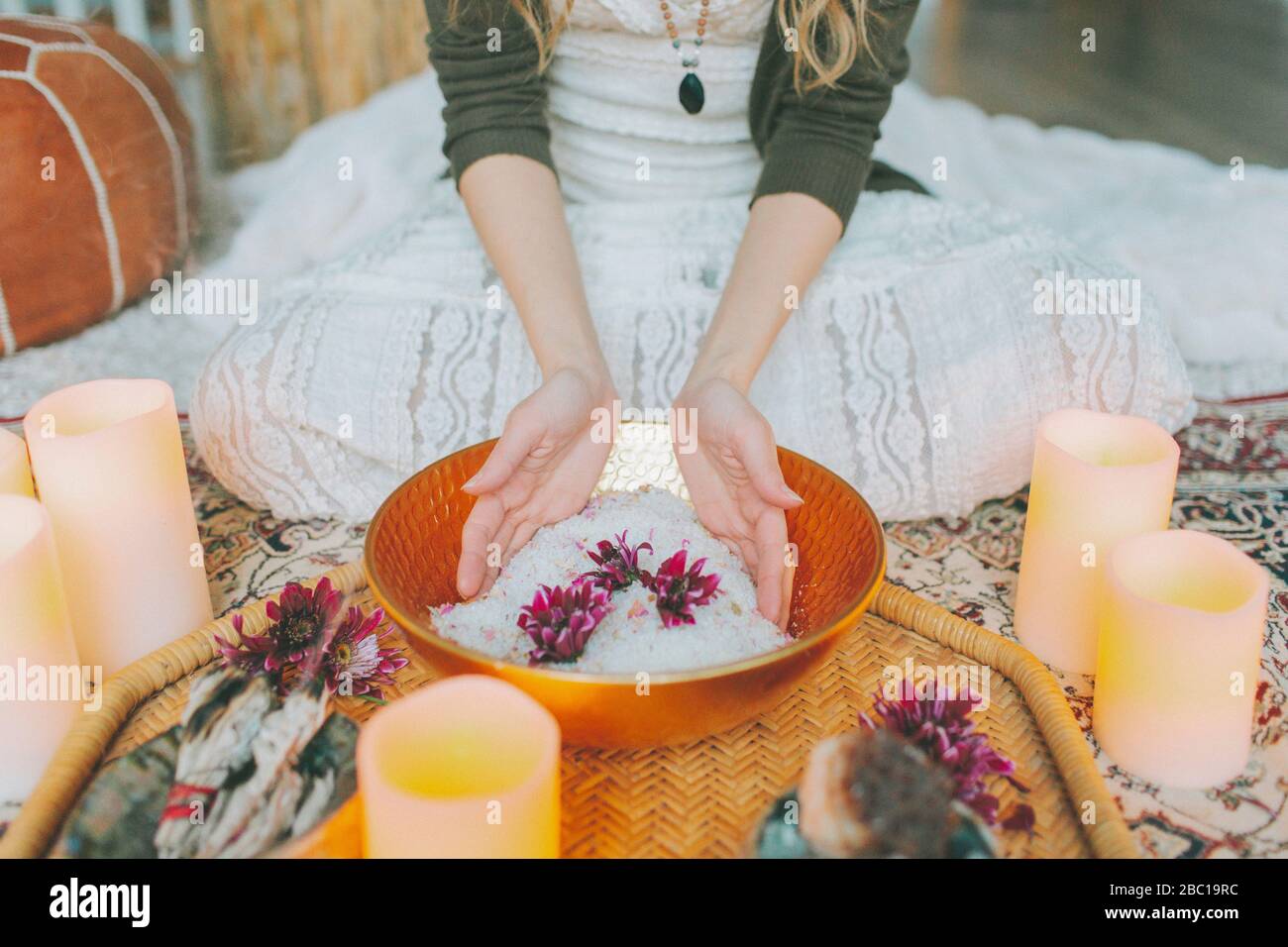 Circle hands hi-res stock photography and images - Alamy