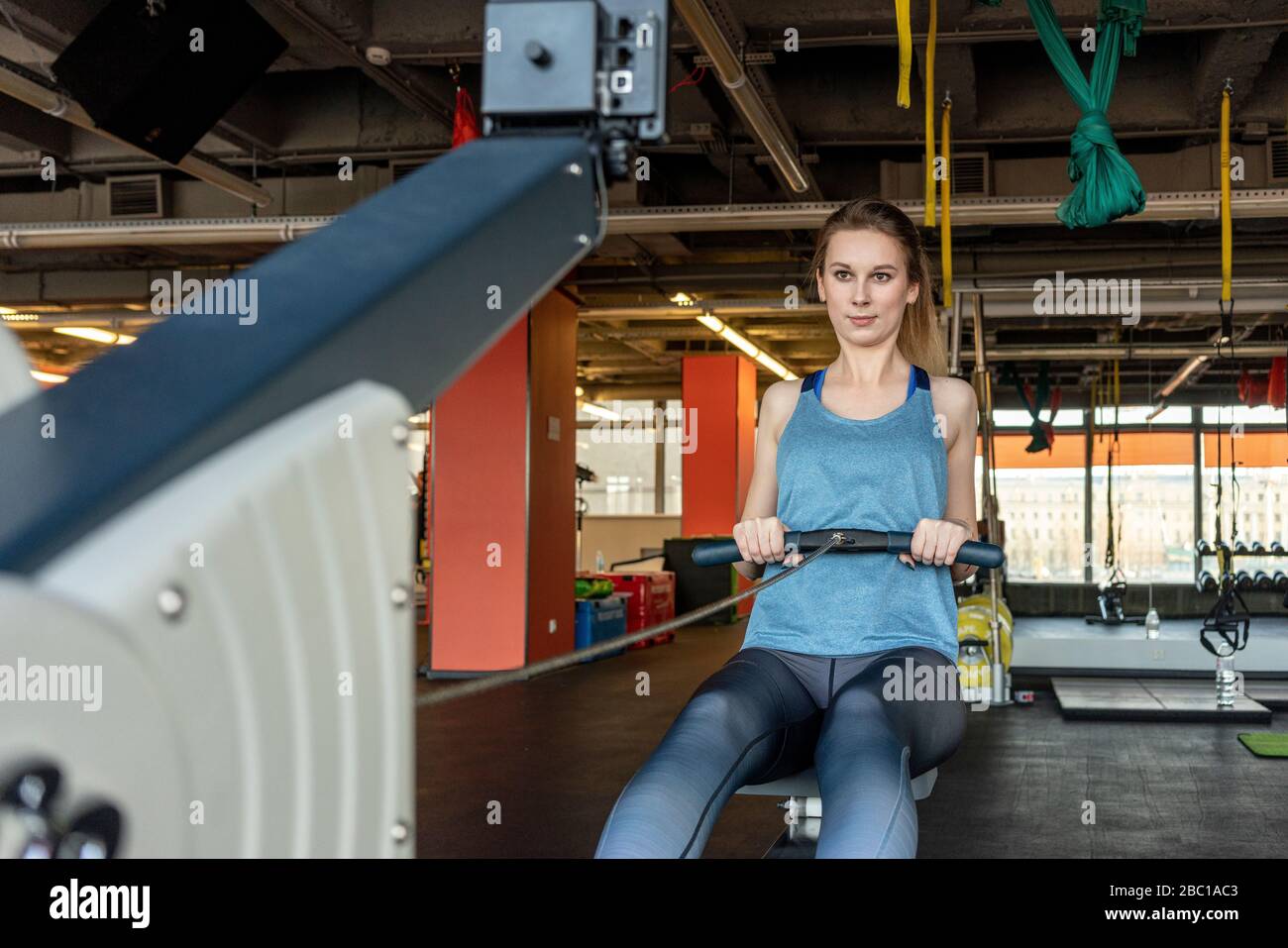 Woman gym rowing machine hi-res stock photography and images - Alamy