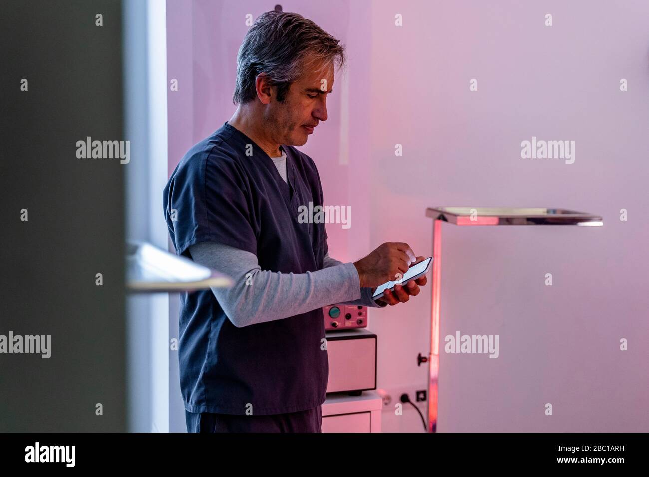 Mature veterinarian man doctor hi-res stock photography and images - Alamy