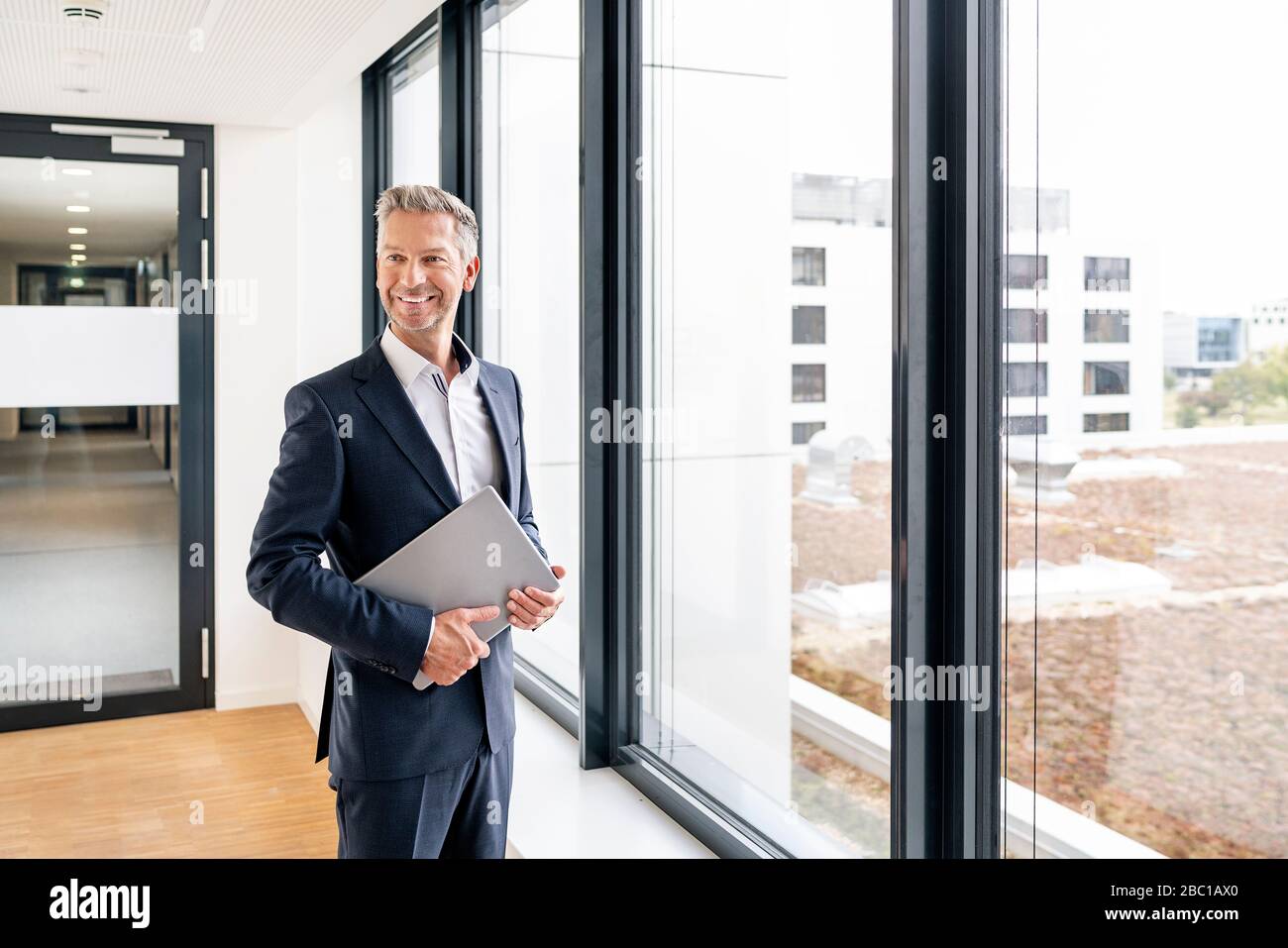 Person at wndow hi-res stock photography and images - Alamy