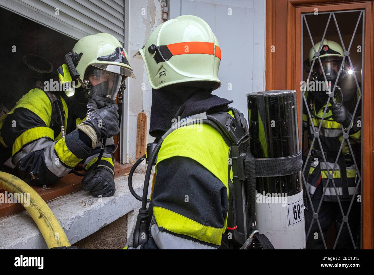 Self contained breathing apparatus scba hi-res stock photography and ...