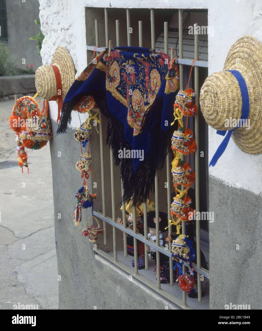 Ventana colgada hi-res stock photography and images - Alamy