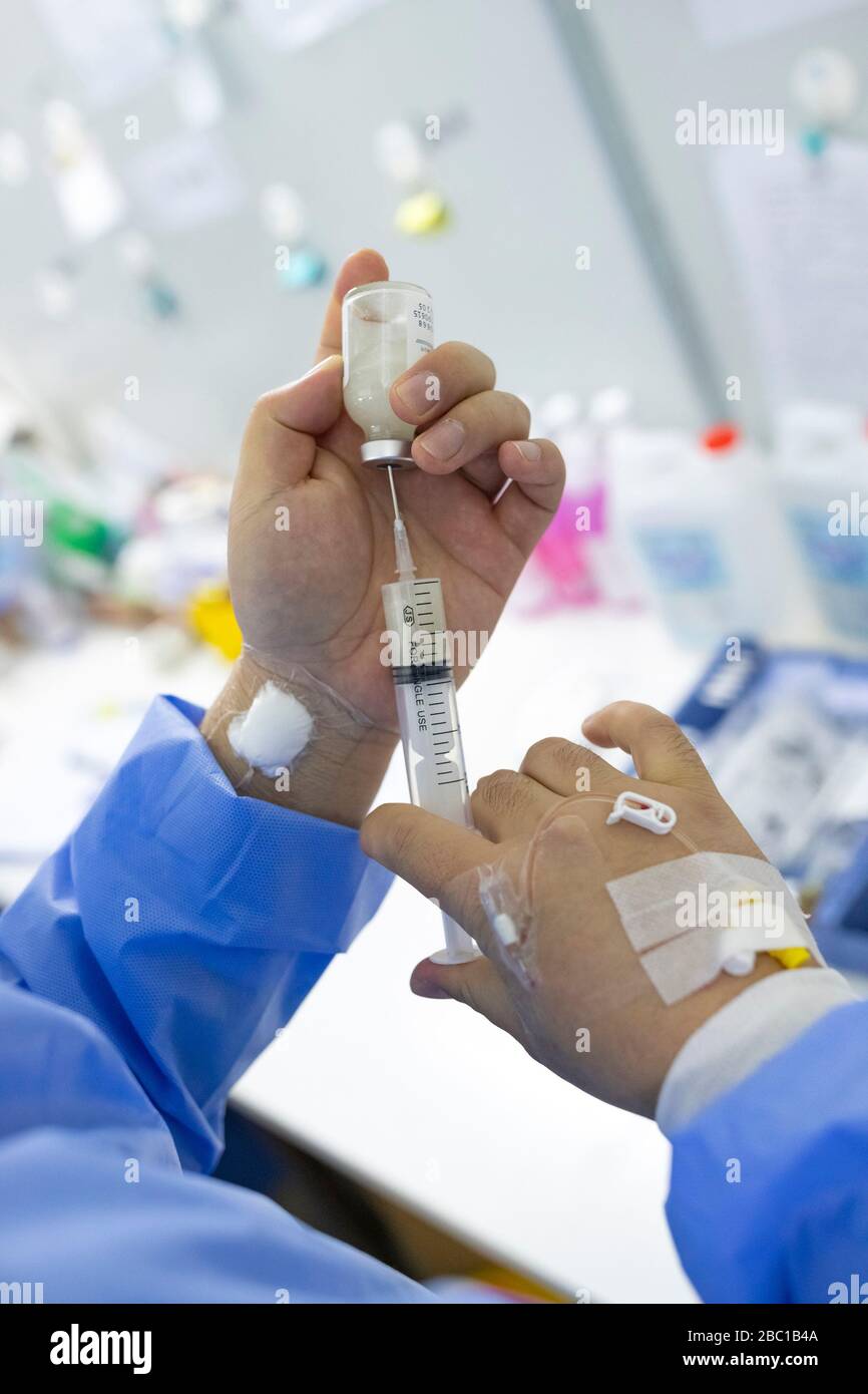 Icu nurse hi-res stock photography and images - Alamy