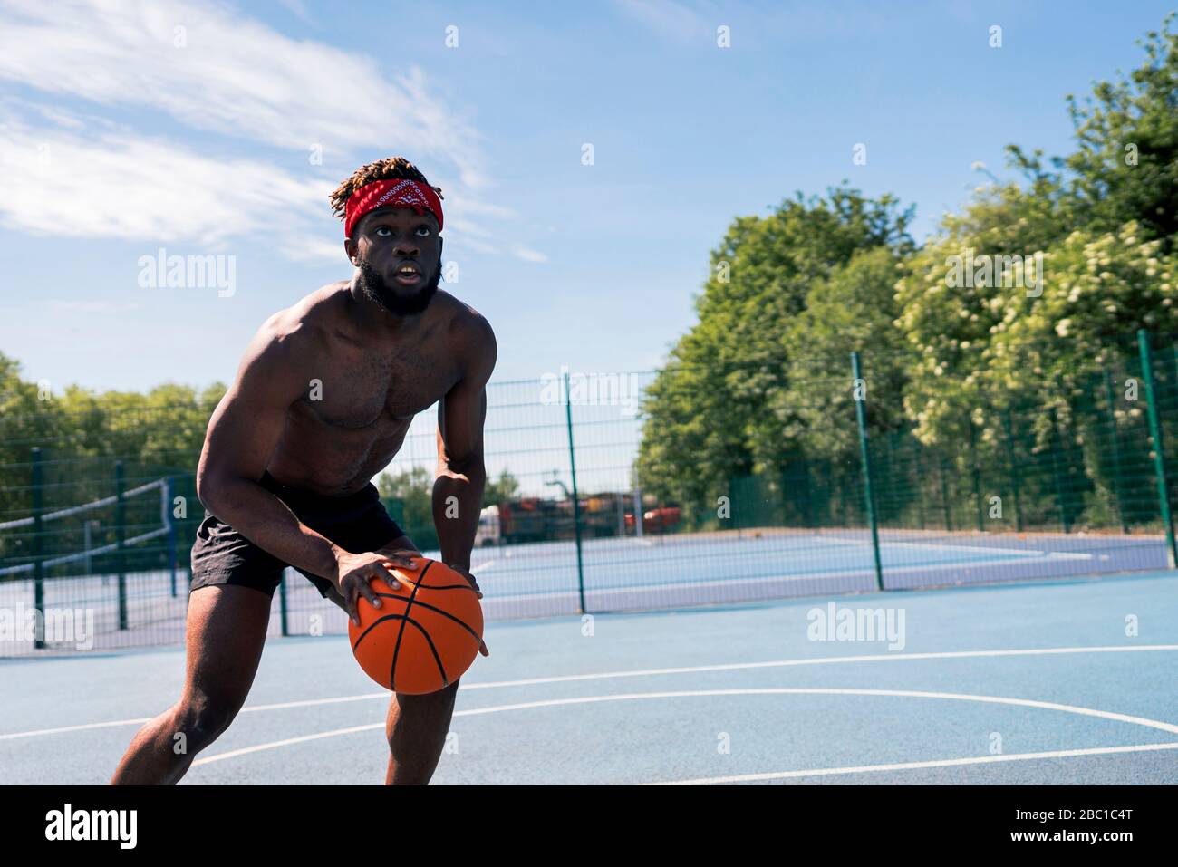 Focused basketball player hi-res stock photography and images - Alamy