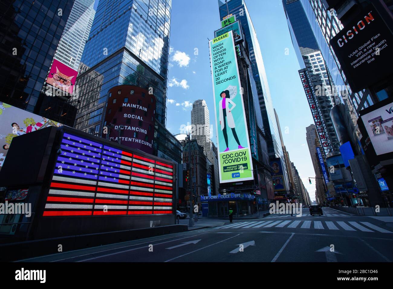 empty times square, 04-01-2020 electronic signage with covid19 warnings ...