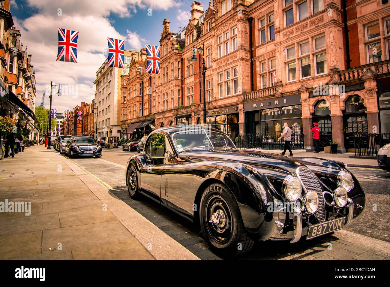 Mayfair street luxury shops car hi-res stock photography and images - Alamy
