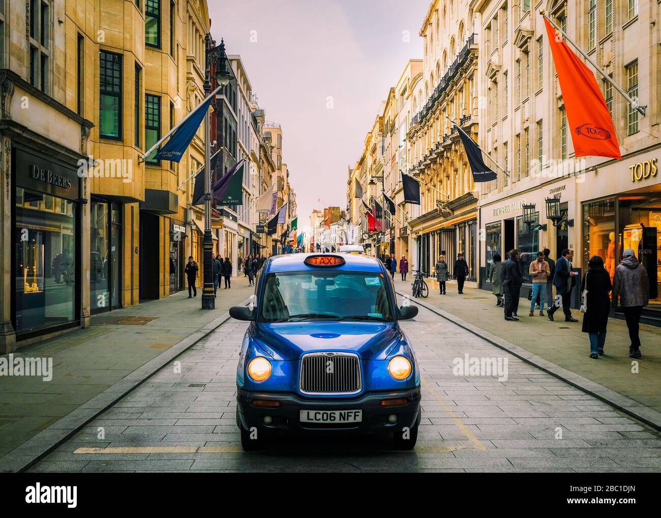 Shoppers bond street hi-res stock photography and images - Alamy